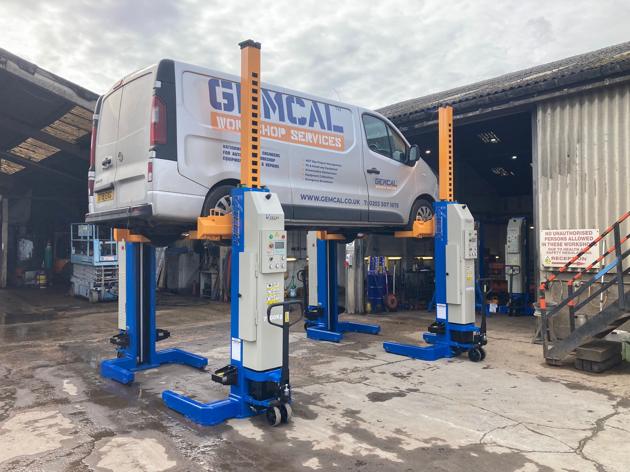 Commercial Column Lifts – Wireless & Cable Options for UK Fleets
